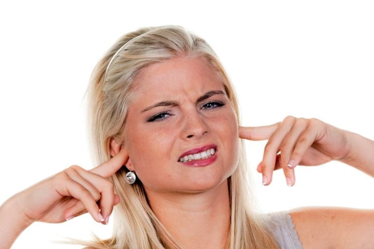 Qué son los acúfenos (tinnitus) y cómo tratarlos - MGC Mutua